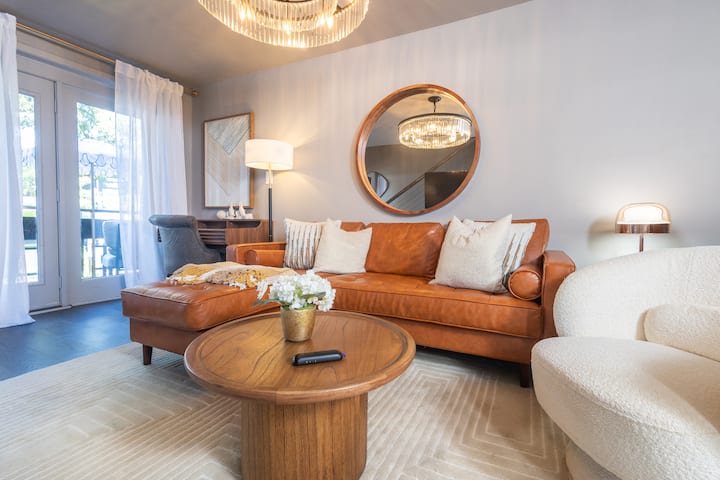 Stylish 2-story Loft Retreat - Dallas, TX