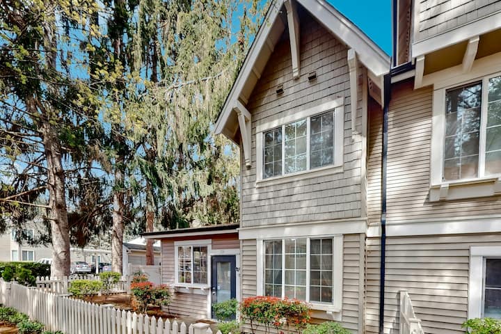 Bright 2br With Deck, Office & Central Location - Redmond, WA