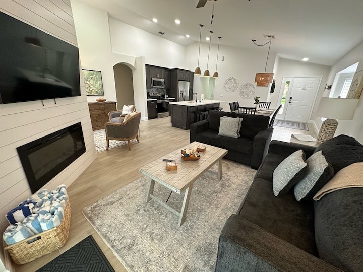 Beautifully Updated Home W/ South Facing Pool - Haines City, FL