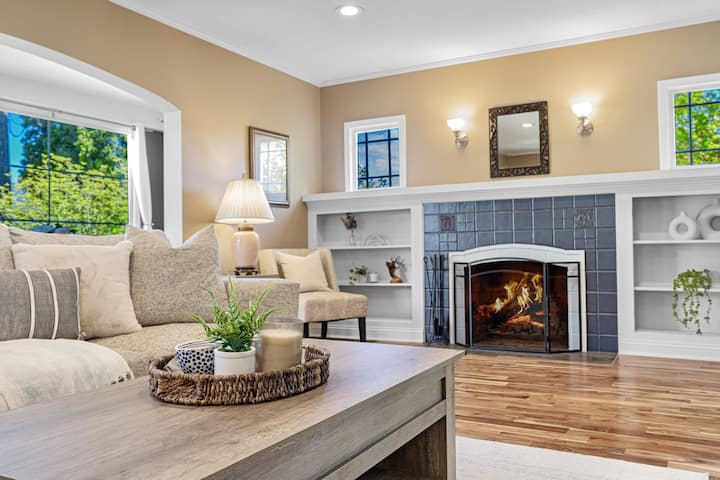 Queen Anne Charm Near Tech Hubs & Entertainment - Lumen Field