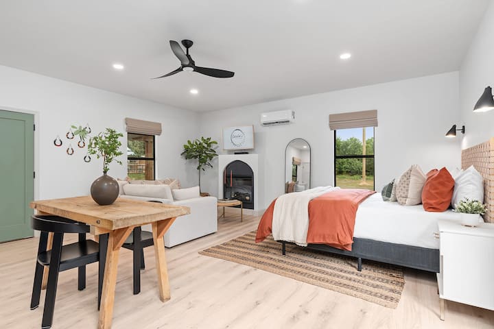 Caroline's Cottage, Hot Tub, Fire Pit, Sleeps 2! - Fredericksburg, TX