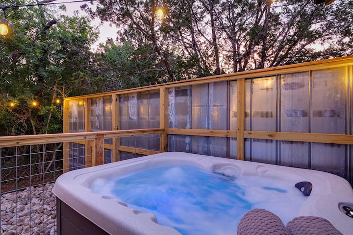 Caroline's Cottage, Hot Tub, Fire Pit, Sleeps 2! - Fredericksburg, TX