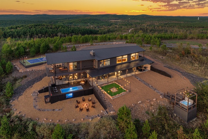 Open-concept Mountain-top Retreat| Outdoor Fun - United States