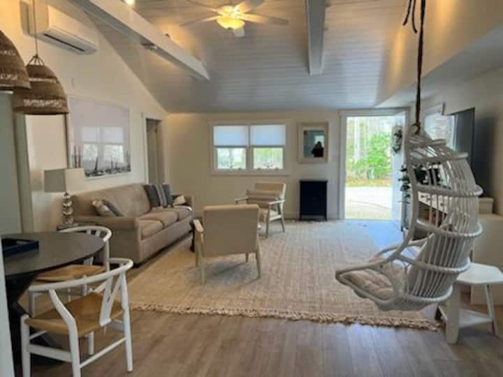 Cozy Cottage Walk To Menauhant Beach - Falmouth, MA