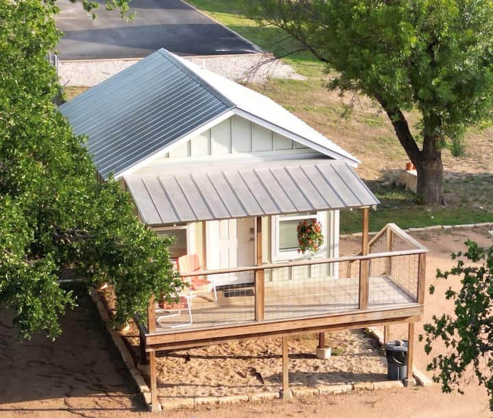 River Trail Standalone King Cabin Near Downtown - Kerrville, TX