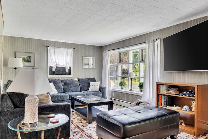 The Saratoga Track House|pet Friendly|workspace - Saratoga Springs, NY