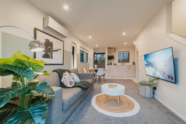 Misty Meadows Manor - Your Urban Oasis - West Coast