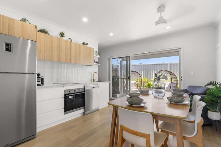 Stylish Beach Retreat  Horses & Coastal Charm - Brisbane, CA