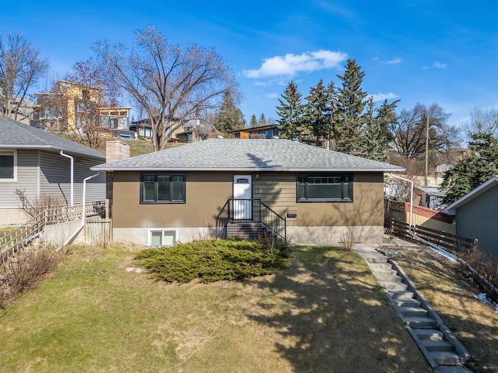 Sunshine Retreat 3-bdrmupper Unit W Ac & Patio - Calgary