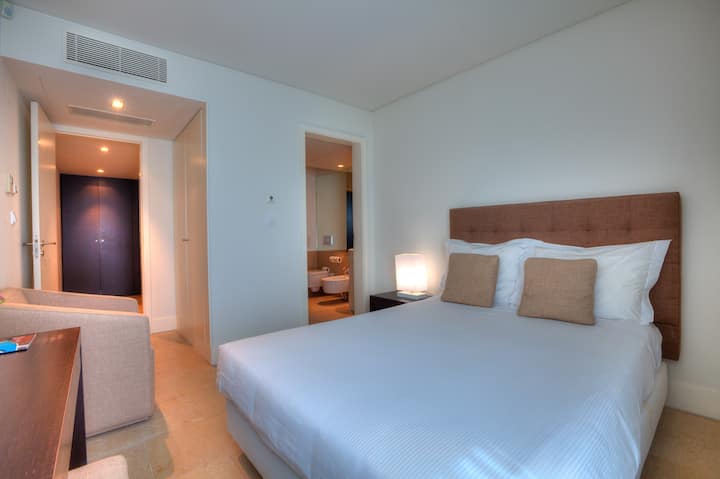 Troia Getaway: Apt W/ Kitchen & Parking Near Beach - Setúbal