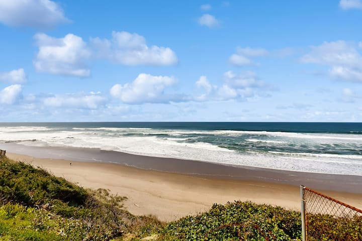 Oceanfront, Dog-friendly 2br With 180-degree View - Lincoln City, OR