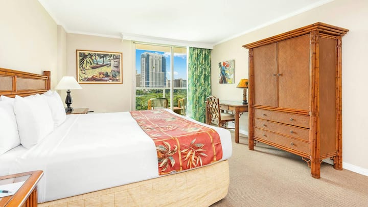 See That Ocean? Just A Block Away! - Honolulu, HI