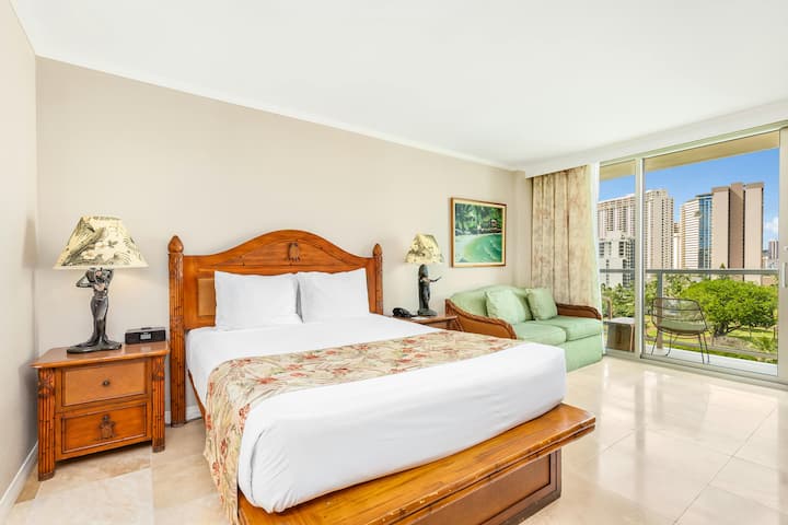 Waikiki Spacious Studio | Kitchenette | Pool + Bbq - Honolulu