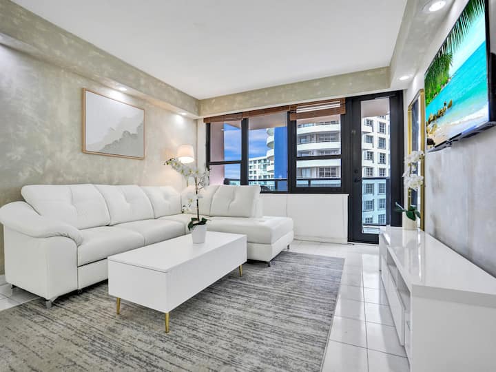 Cozy Ocean View Condo Beach Service 607 - Miami Beach, FL