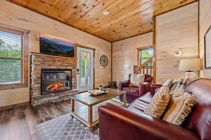 *Cozy 3bd Cabin W/ Hot Tub! Game Room + Near Town* - Pigeon Forge, TN