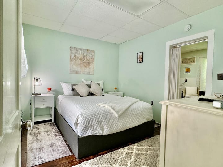 Day Spa Cottage - Oneonta, NY