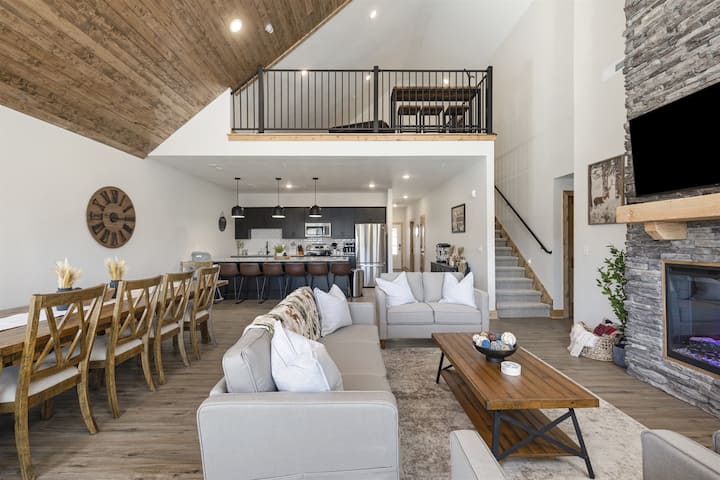 Steps To Indoor/outdoor Pool + Pool Table + Games - Branson