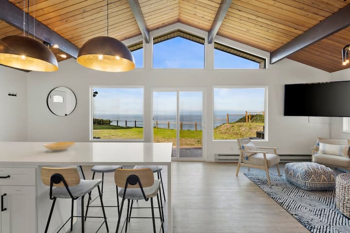Island Hideaway With Stunning Ocean Views - Oak Harbor, WA