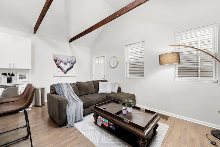 Stunning 4-bedroom Retreat In Chicago - Chicago, IL