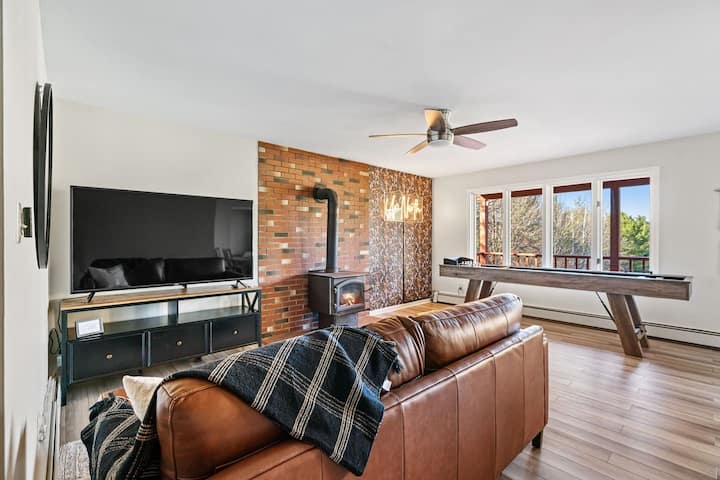 River Retreat: Fire Pit, Dock, Close To Mackinaw - Cheboygan, MI