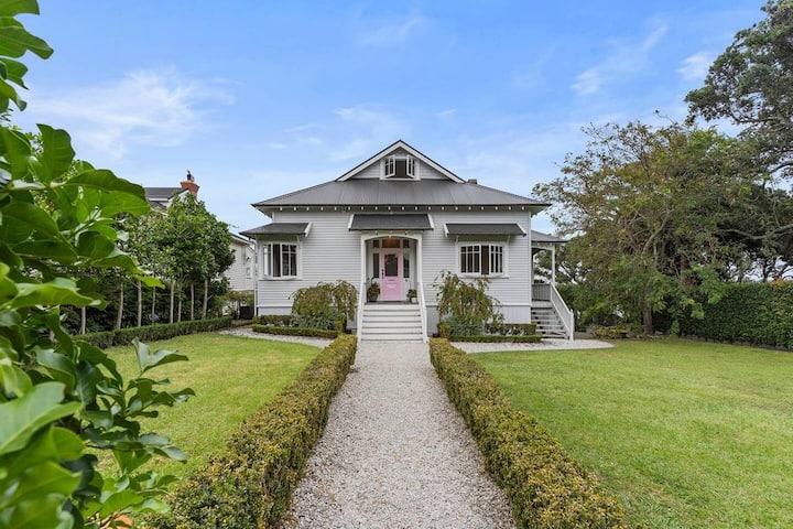 Bespoke Stays - Merry Coastal View - Auckland