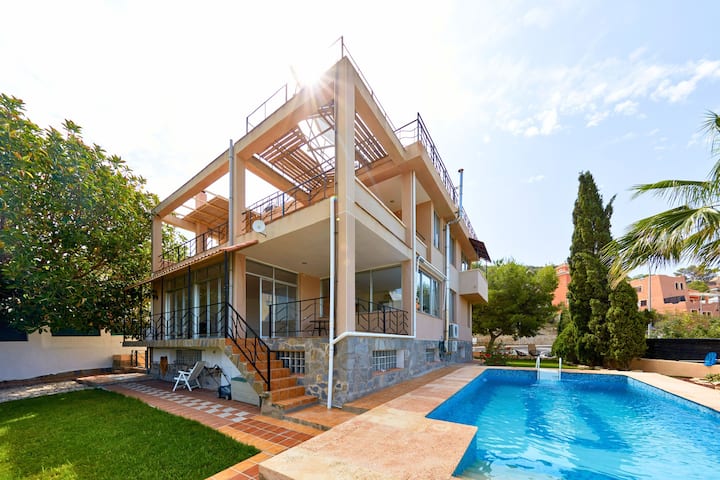Luxury Villa: Modern, Pool, Beach, Mountains - Alicante