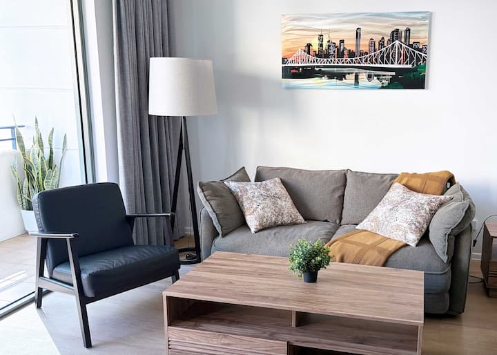 1br Apt • Balcony • Gym • Pool • Parking Available - Brisbane