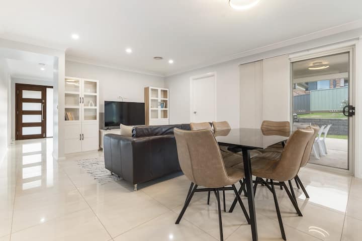 Japonica Dream - Modern Family Home, Free Wifi - Orange