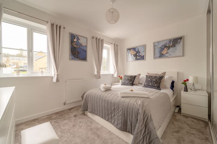 Lanky Gardens - Large Garden -  Drive For 2 Cars - Burnley