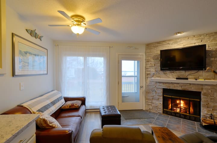 Condo Just Steps From The Lake With Fireplace - Bayfield, WI