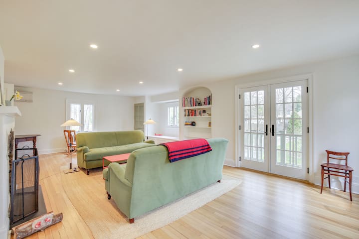 Charming Greenwich Escape Near Wooded Trails! - Converse Lake