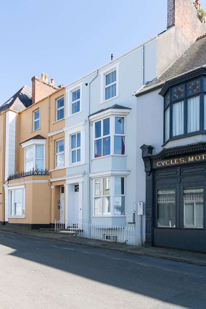 Connaught House - Central Location, Near The Beach - Tenby