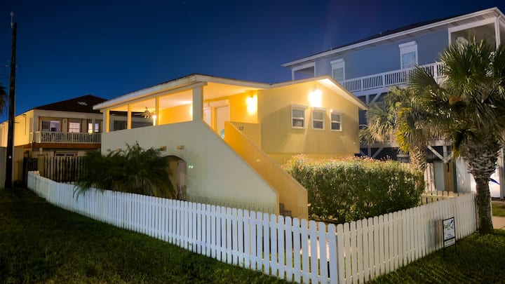 * 4 Bedroom 2 Level Home * 50 Yards From Beach - South Padre Island, TX