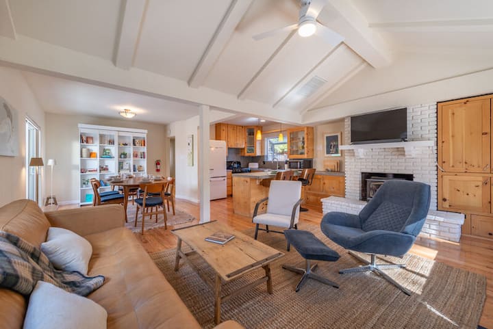 ~New~ Cozy Wood -Walk To Lake, W/ Hot Tub - North Lake Tahoe, CA