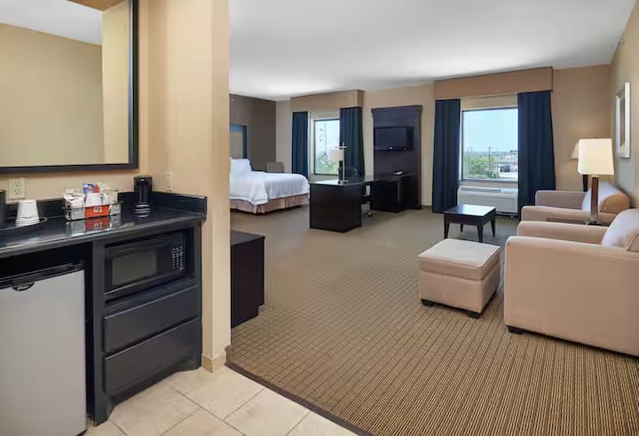 Cozy Room W/ Free Breakfast & Parking, Pool Access - Decatur, TX