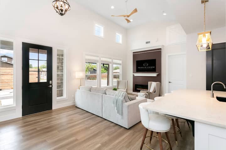 Nobel Haus | 2/2, Full Kitchen, Hot Tub - Fredericksburg, TX