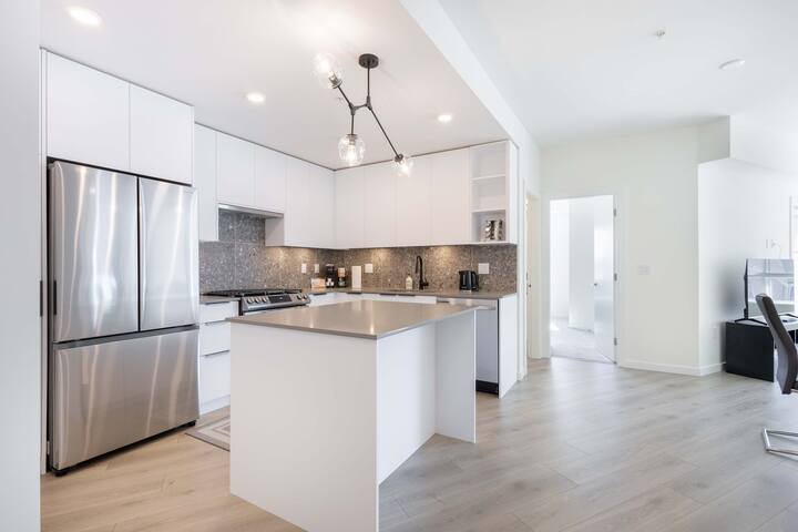 Modern & Tranquil Langley Gem ~ Balcony ~ Parking! - Langley