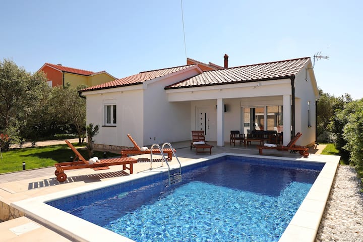 Jandro, Modernes Ferienhaus Für Familie Mit Pool - Vir