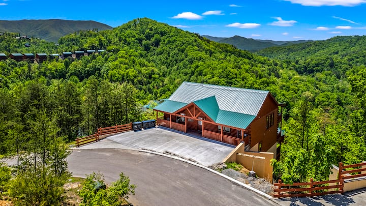 Smoky Mtn Cabin With Pool, Theater And 6 Suites - Pigeon Forge, TN