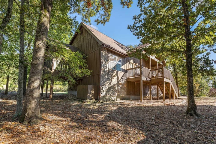 Resort Cabin! Fireplace, Private King Bedroom, Woo - Branson, MO