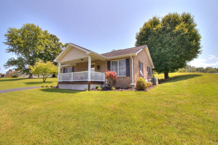 Cozy Haven Cottage ~ Queen Beds ~ Porch ~ Pkg! - ETSU, Kingsport