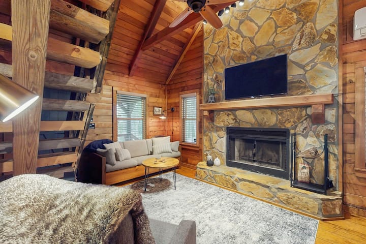 2br Dog-friendly Mtn View Cabin - Wood Fireplace - Mineral Bluff, GA