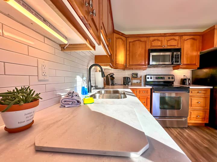 Kickback In Beautiful Tranquil Central Condo - Collingwood