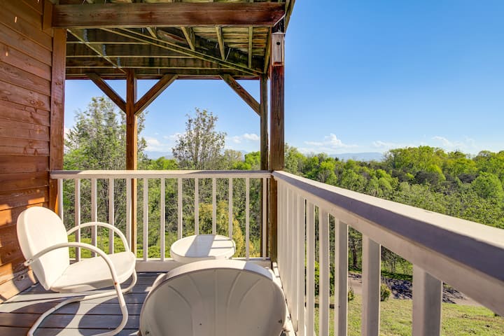 Sevierville Home W/ Mountain & Countryside Views - Sevierville, TN
