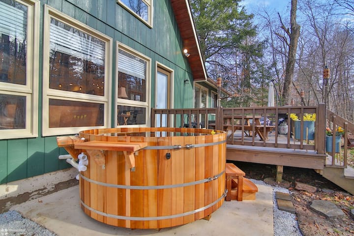 Bear Den ~Luxury Chalet ~Hottub - Mount Pocono, PA