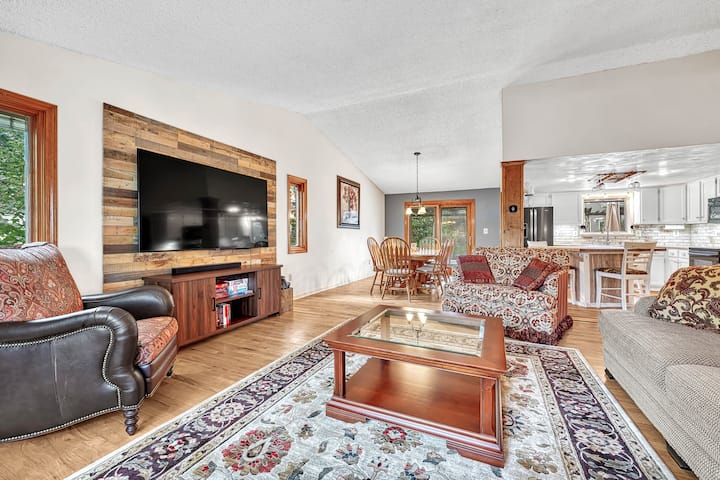 Castle Rock Retreat • Family Getaway W/ Game Room - Castlewood Canyon State Park, Franktown