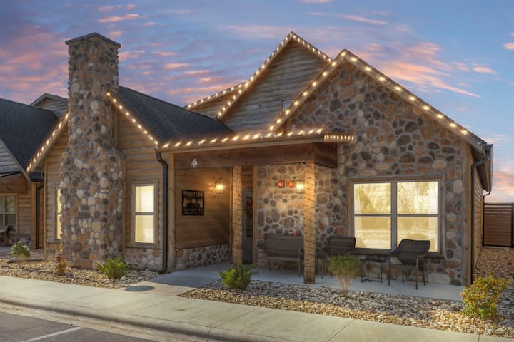 New Branson Luxury Lakefront Poolside Cabin - ブランソン, MO