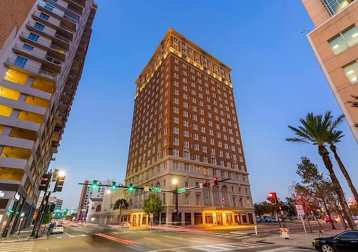 Grandeur And Comfort In Downtown Tampa! 4 Rooms - Tampa, FL