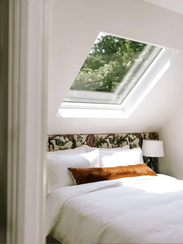 Karydia Guest House: Art & Elegance On Main Street - Picton
