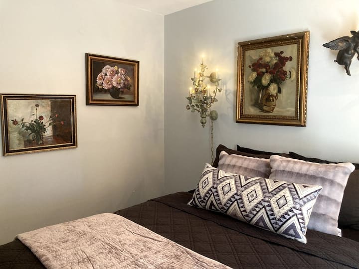 Private Ensuite Bedroom And Bathroom - Chicago